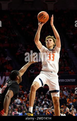 Illinois' Coleman Hawkins (33) shoots a 3-pointer against Nebraska's C ...