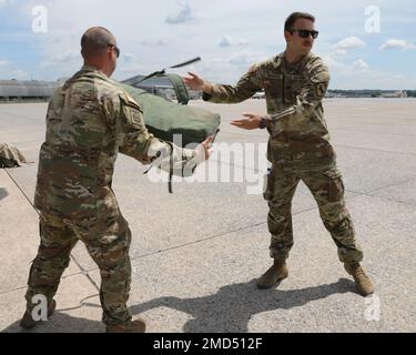 U.S. Soldiers with the 228th Engineer Company, 337th Engineer Battalion ...