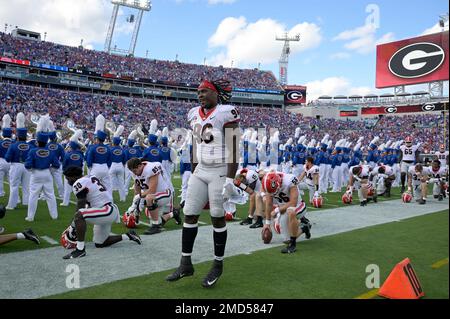 Georgia defensive lineman Zion Logue (96) prays with his mother before ...