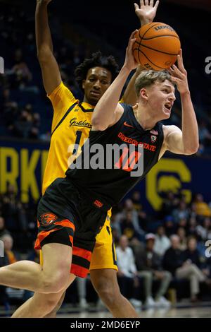 Oregon State forward Tyler Bilodeau (10) and Arizona State guard Devan ...