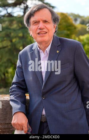 Italian theoretical physicist Giorgio Parisi, right, speaks to ...