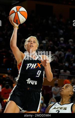 Phoenix Mercury guard Sophie Cunningham takes a selfie with Phoenix ...