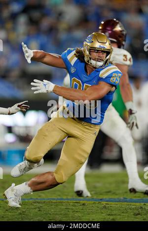 UCLA tight end Greg Dulcich, left, runs during the first half of an ...