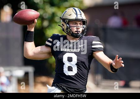 Vanderbilt quarterback Ken Seals (8) passes against Georgia during an ...