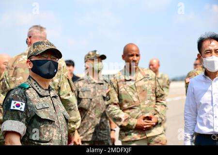 Gen. Hee Hyun Shin, Commander of Republic of Korea Army 2nd Operations ...