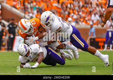 Tennessee running back Jaylen Wright (20) spins as he runs for yardage ...