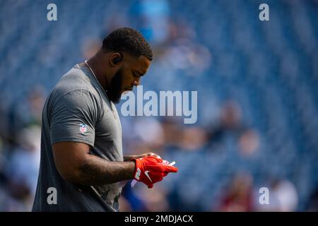 Tennessee Titans defensive tackle Jeffery Simmons (98) runs onto the ...