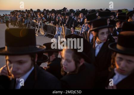 Ultra-Orthodox Jews listen to Rabbi Pinsk Karlin before they collect ...