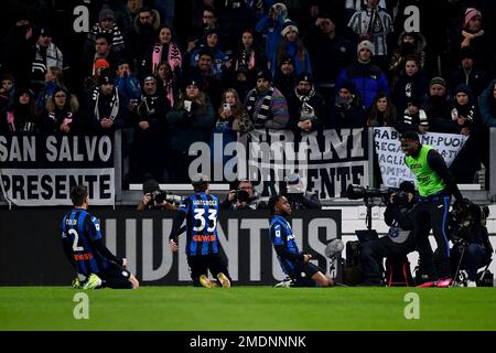 Ademola Lookman of Atalanta BC celebrates with teammates after scoring ...