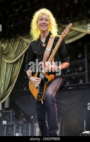 Peter Stroud with Sheryl Crow Performs at Ameris Bank Amphitheatre on ...