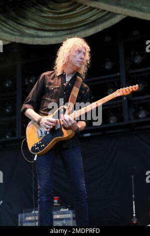 Peter Stroud with Sheryl Crow Performs at Ameris Bank Amphitheatre on ...