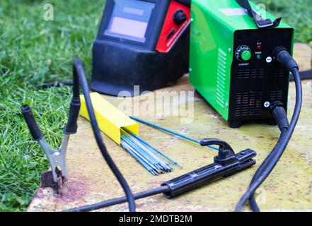 Manual welding machine and a set of electrodes for seam contact welding ...