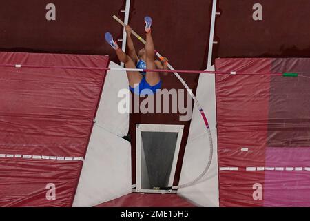 Elisa Molinarolo, of Italy, competes in the pole vault at the World ...