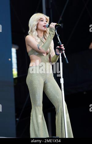 Michelle Joy of Cannons performs on day three of the Lollapalooza Music ...