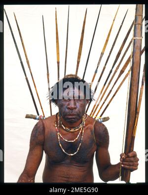 PAPUA NEW GUINEA: Men of the Chimbu tribe are painted as skeletons ...
