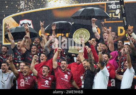 Toulouse's players celebrate with the bouclier de Brennus trophy after ...