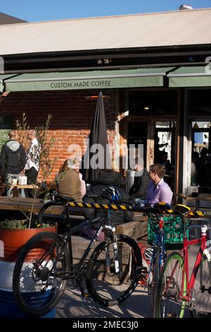 Cafe with outdoor dining and cyclists enjoying coffee Stock Photo - Alamy