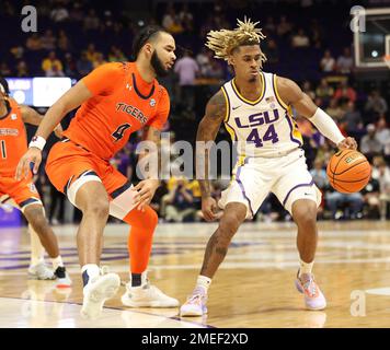 Auburn forward/center Johni Broome (4) tries works the ball inside as ...