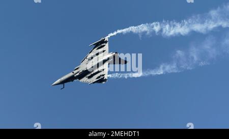 An Indian Air Force HAL Tejas performs during the Dubai Air Show in ...