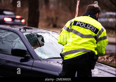 Bremen, Germany. 24th Jan, 2023. Emergency personnel secure traces of ...