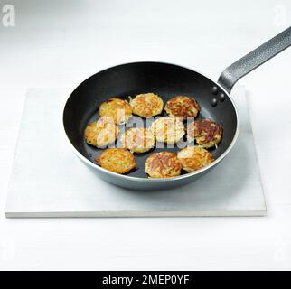 close up of a pan of fried rosti potatoes Stock Photo - Alamy