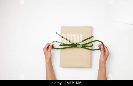 Turquoise Turtle knot - Step 1 (binding knot Stock Photo - Alamy