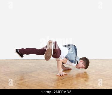 Teenager performing breakdance moves Stock Photo - Alamy