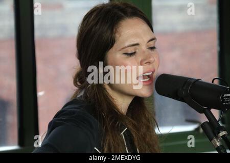 Suzanne Santo films a session in Brooklyn Stock Photo - Alamy