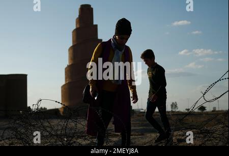 People visit the al-Malwiya minaret at the Al-Mutawakkil Mosque in ...