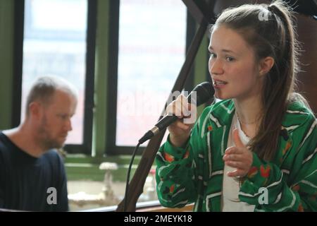 Norwegian singer songwriter Sigrid films a session in Brooklyn Stock ...