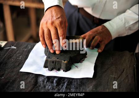Fabric dyeing demonstration using stamp in an Indian factory - Jaipur ...