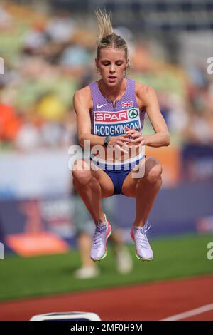 Keely Hodgkinson jumping in the 800m start at the European Athletics ...