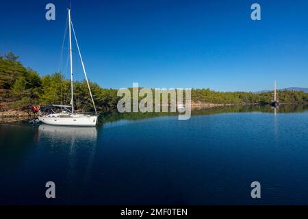 Sailboats anchored in Gokova Bay, Turkey Stock Photo - Alamy