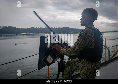 US Navy Torpedoman's Mate 1st Class salutes the color guard Stock Photo ...