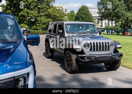 Reportage: President Joe Biden test drives the Hummer EV during a tour ...