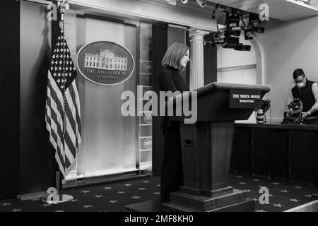 Reportage: Press Secretary Jen Psaki answers questions from members of ...