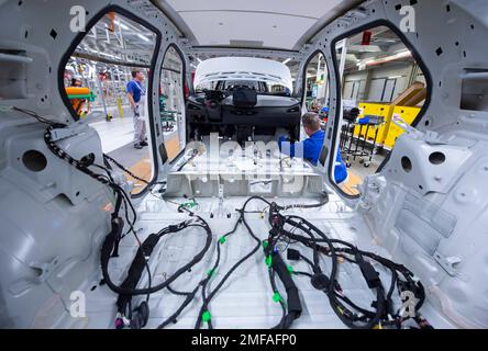 Worker on the assembly line of the VW Tiguan at Auto 5000 GmbH ...