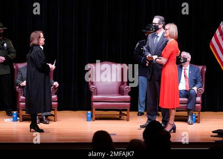 Suzanne Crouch is sworn in as Indiana's lieutenant governor by Chief ...