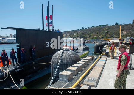 An Air Anti-submarine Squadron 33 (VS-33) S-3A Viking aircraft lands ...