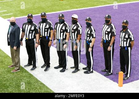 From left, line judge Kevin Codey (16), field judge Boris Cheek (41 ...
