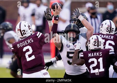 Vanderbilt linebacker Ethan Barr (50) during warmups prior to an NCAA ...