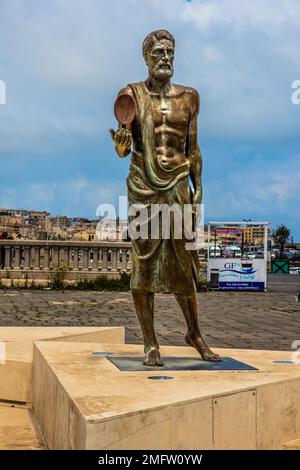 Statue of Archimedes on the island of Ortigia Siracusa Sicily Stock ...