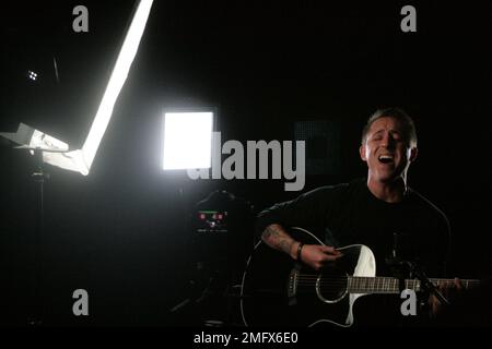 Yellowcard's Ben Dobson films a session in Brooklyn Stock Photo - Alamy