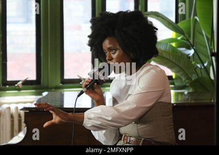 Victory Boyd films a session in Brooklyn Stock Photo - Alamy