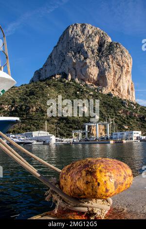 Puerto pesquero de Calpe a los pies del majestuoso Peñón de Ifach ...