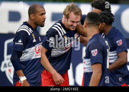 United States' Henry Kessler, center, jumps for a header during a ...