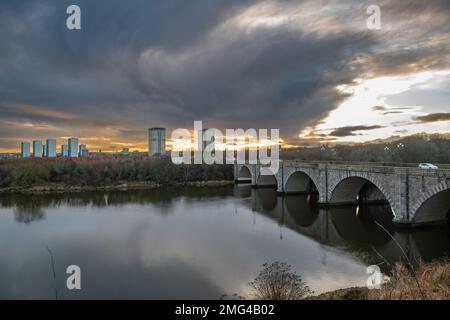 Sunset over the Ellon Road Bridge, River Don, Aberdeen, Scotland, UK ...
