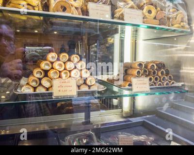 Cannoli in shop window display in Venice Stock Photo - Alamy