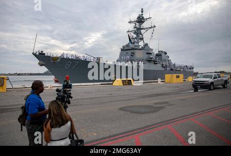The guided-missile destroyer USS Mason returns to its homeport onboard ...
