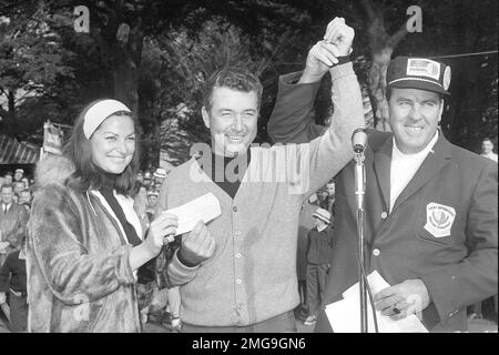 KEN VENTURI WITH WIFE CONNIE AFTER WINNING THE 64TH NATIONAL OPEN GOLF ...